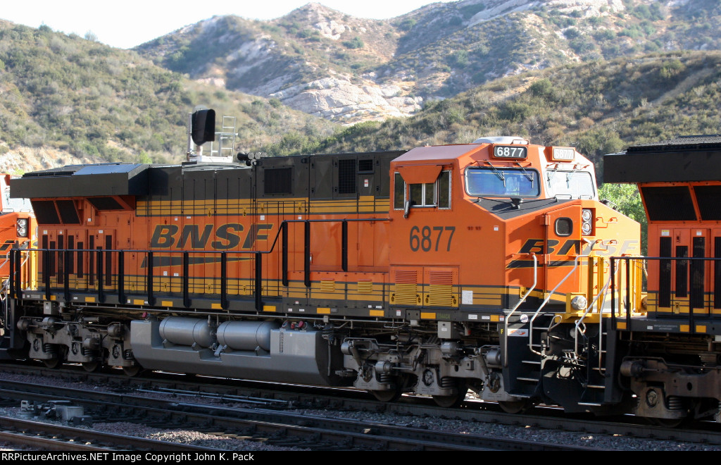 BNSF 6877